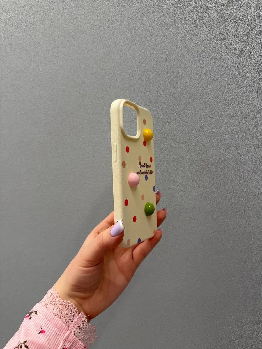 Чехол на Iphone 15, интересный дизайн с фигурками, бежевый цвет — фото 1
