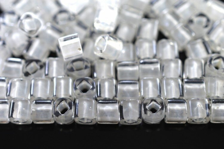 Бисер японский TOHO Cube кубический 4мм #0981 хрусталь/снег, окрашенный изнутри, 5 грамм