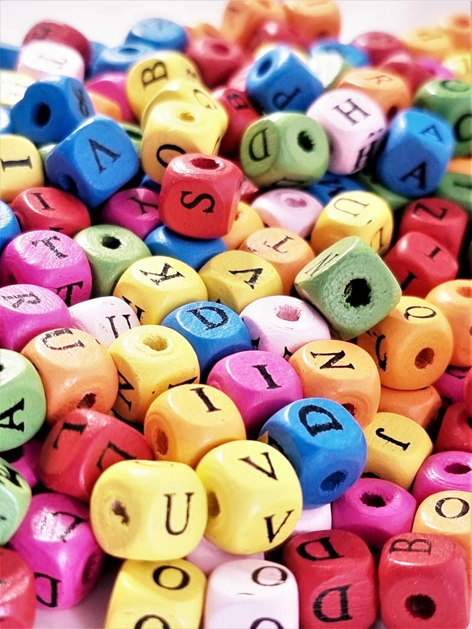 Бусины-Кубики с буквами 10х10мм. Разноцветное дерево. 460шт.
