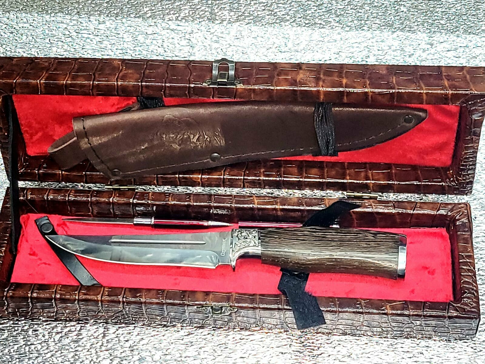 Нож туристический Охотник 3 , разделочный в чехле ножнах и подарочный кожаный футляр , ручка нож. ( закал. Сталь65х13)