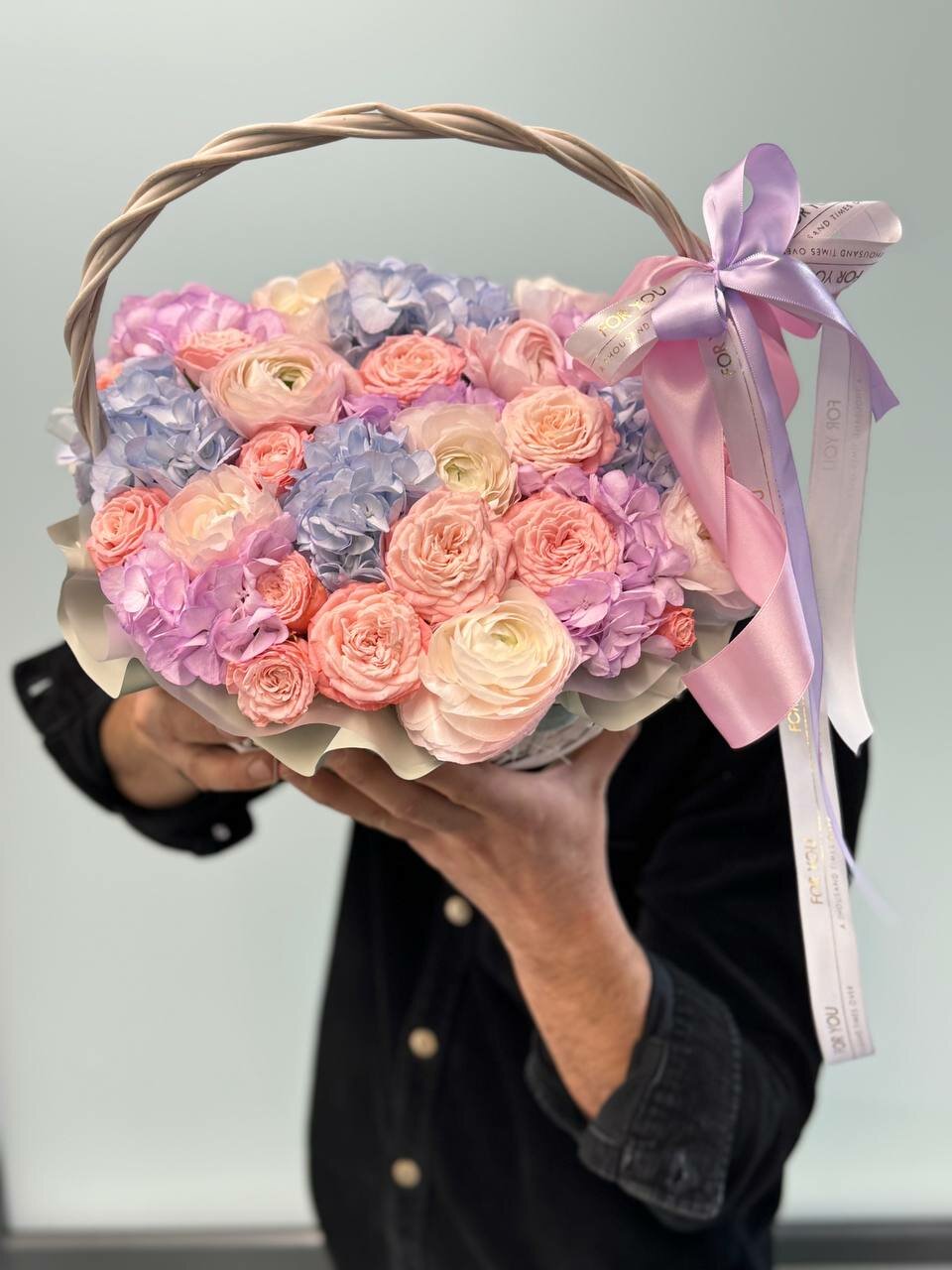 Композиция цветов wowflo, гортензии, розы, ранункулюсы, 17 бутонов, 40 см