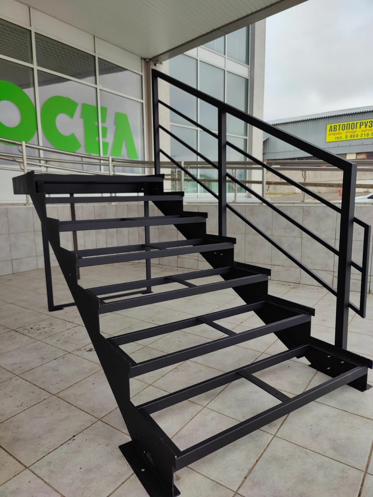 Лестница-крыльцо 8 ступеней, без ДПК, ограждения справа. Ширина 1м, Высота 1.2м.