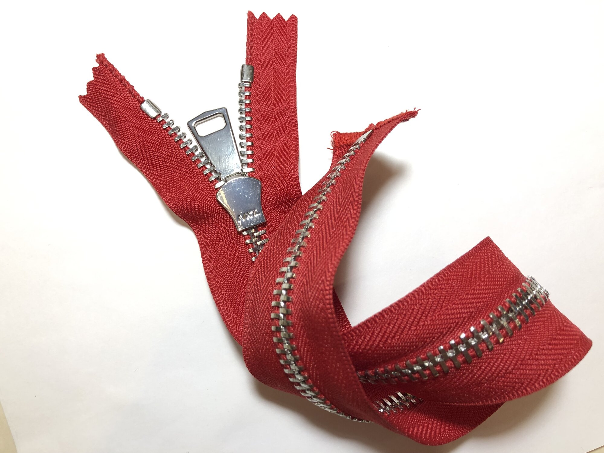 Молния металлическая неразъёмная красная основа / хром никель звено и бегунок Т8 - 38см (1зам.) 1шт. NKL Италия