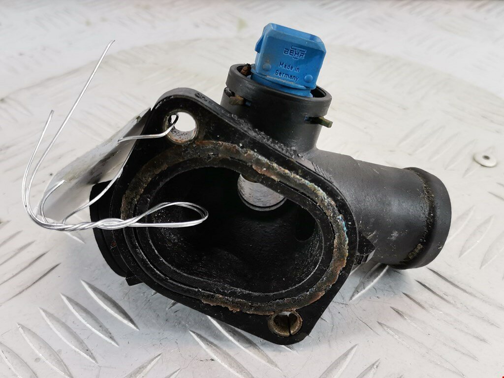 Фланец (штуцер системы охлаждения тройник) Volkswagen Passat 5 050121132A арт. 1492323