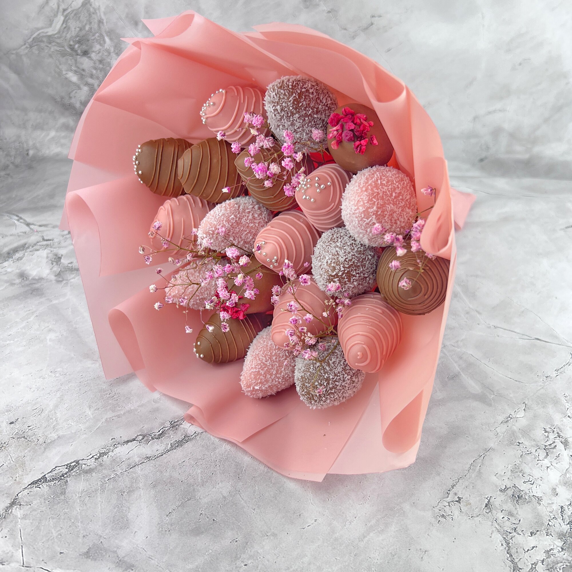 Букет из гипсофилы и клубники в шоколаде 5