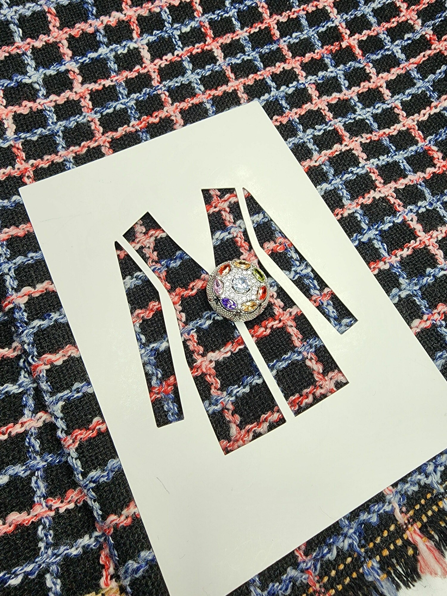 Чёрный твид в клетку из контрастных красных и синих нитей (образующих клетку).