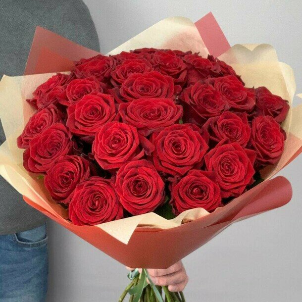 Букет Well Flowers, красные розы, в авторской упаковке, круглый, XXL, 31 цветок, букет свежих цветов