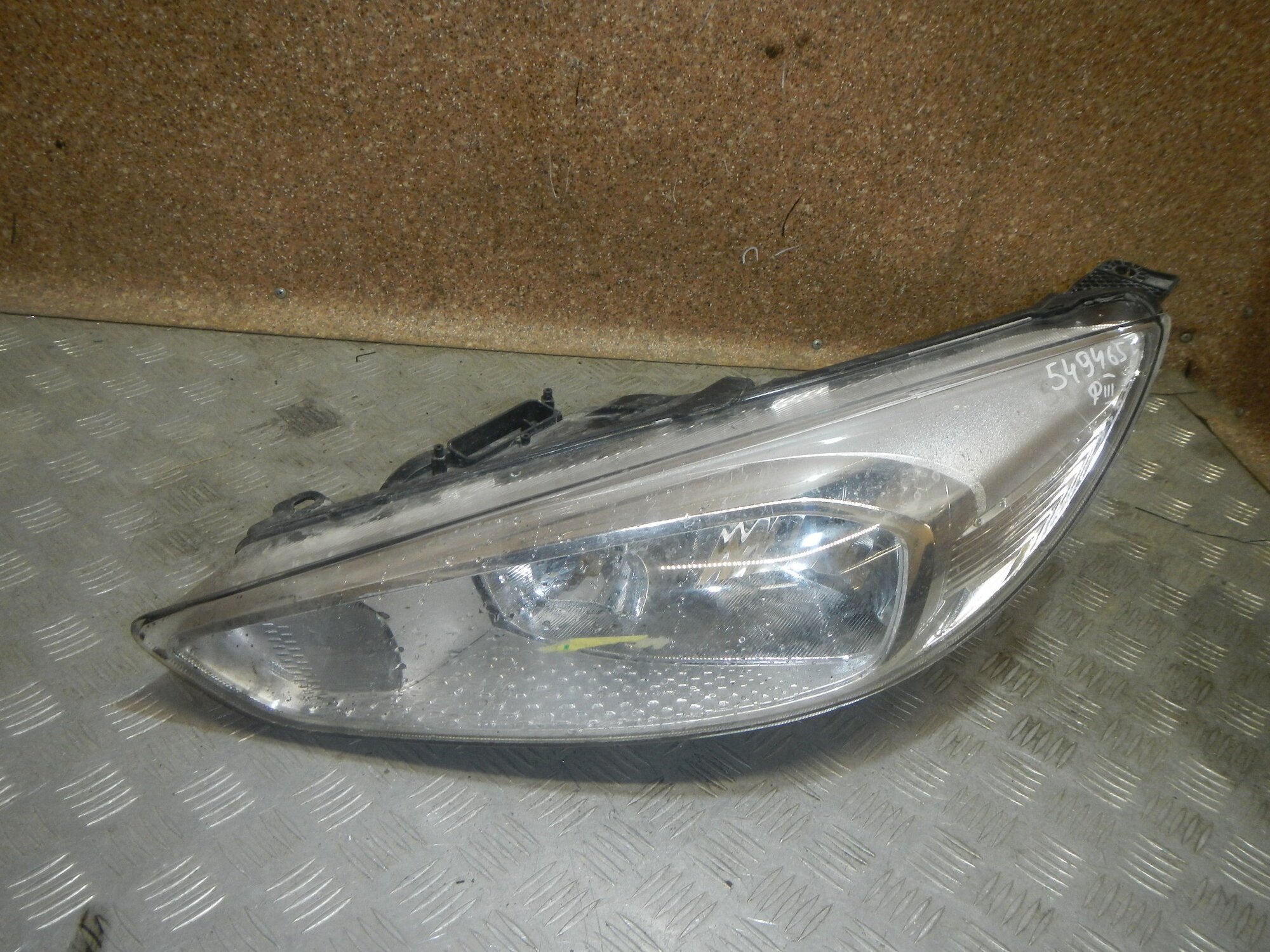 Б/У Фара левая, Ford (Форд)-FOCUS 3 (11-19) FORD FOCUS 3 (11-19) 14-, галоген Дубликат, царапины, грязь внутри, трещина н...