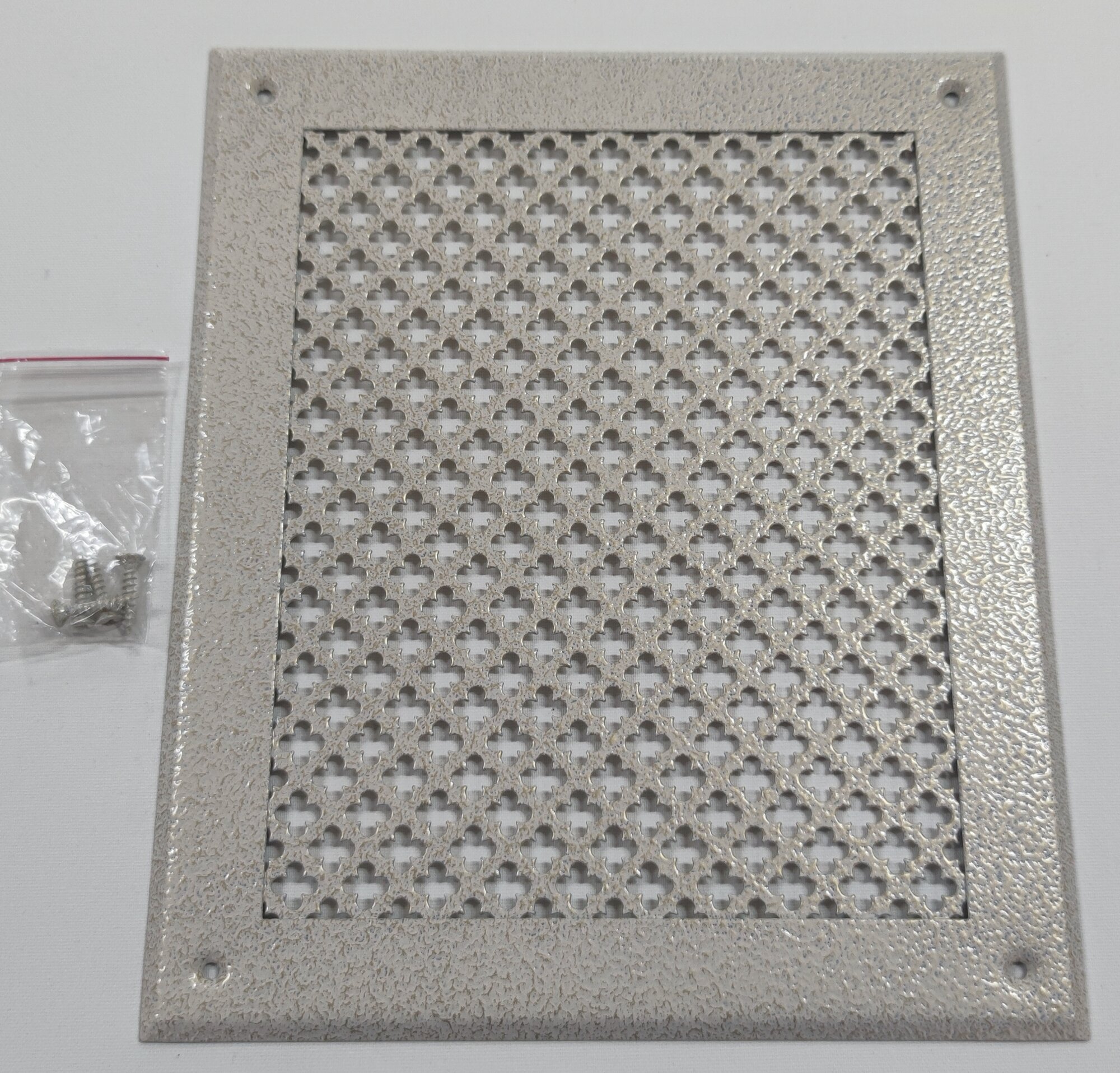 Решетка плоская с подгибом 250х210, Штамп, перфорация Цветок 10мм, белый антик.