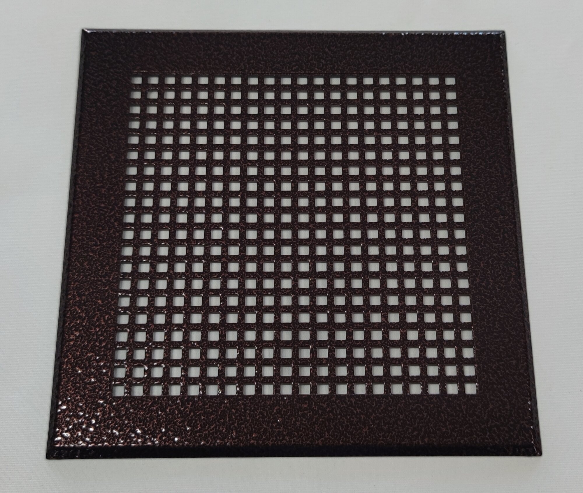 Решетка Плоская с подгибом Штамп 210х210мм, на магнитах, перфорация Квадрат 5-8, Медь.