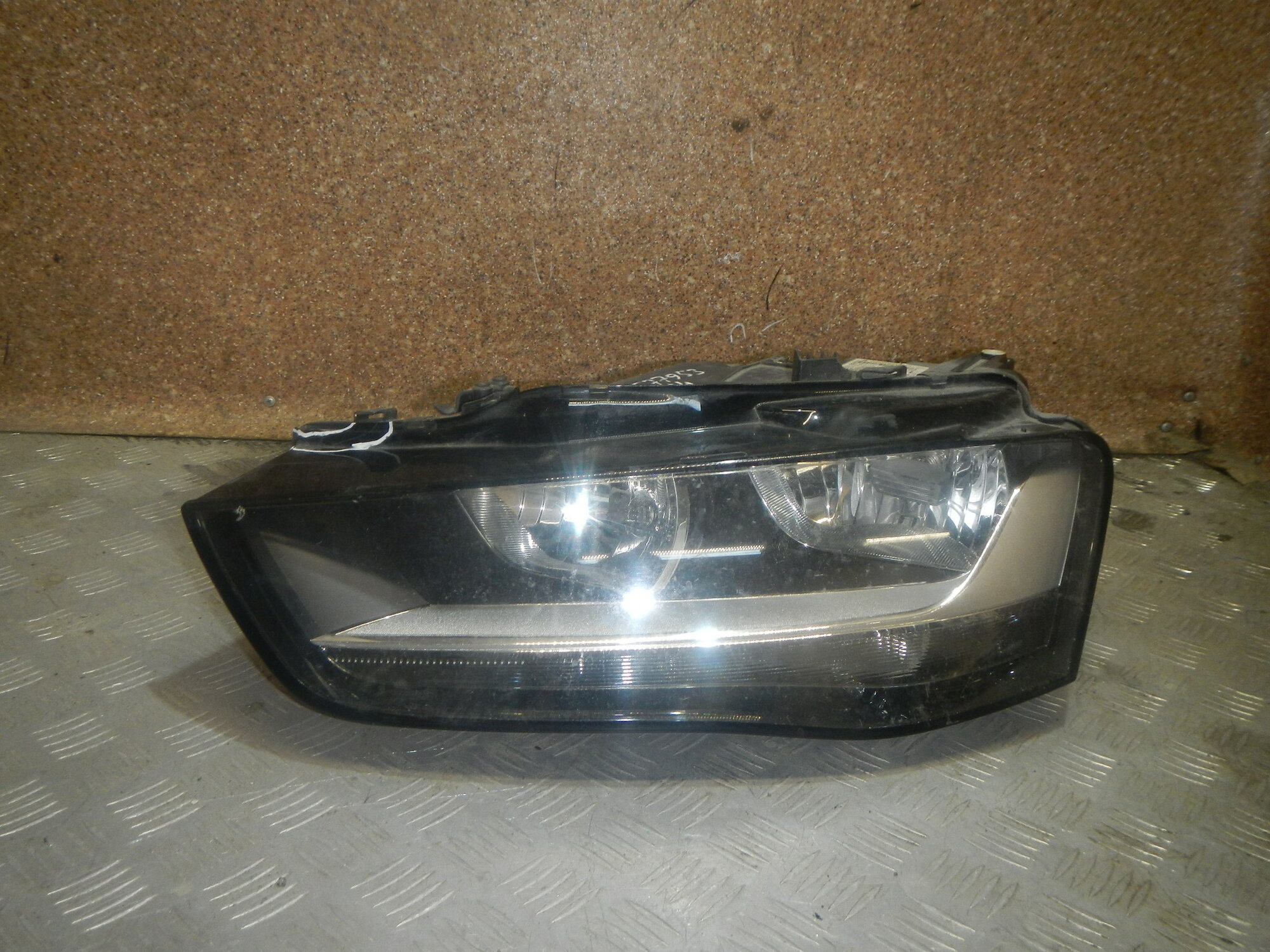Б/У Фара левая, Audi (Ауди)-A4 (B8) (07-15) AUDI A4 (B8) (07-15) галоген рестайлинг Царапины, сломано 4 крепления, скол с...