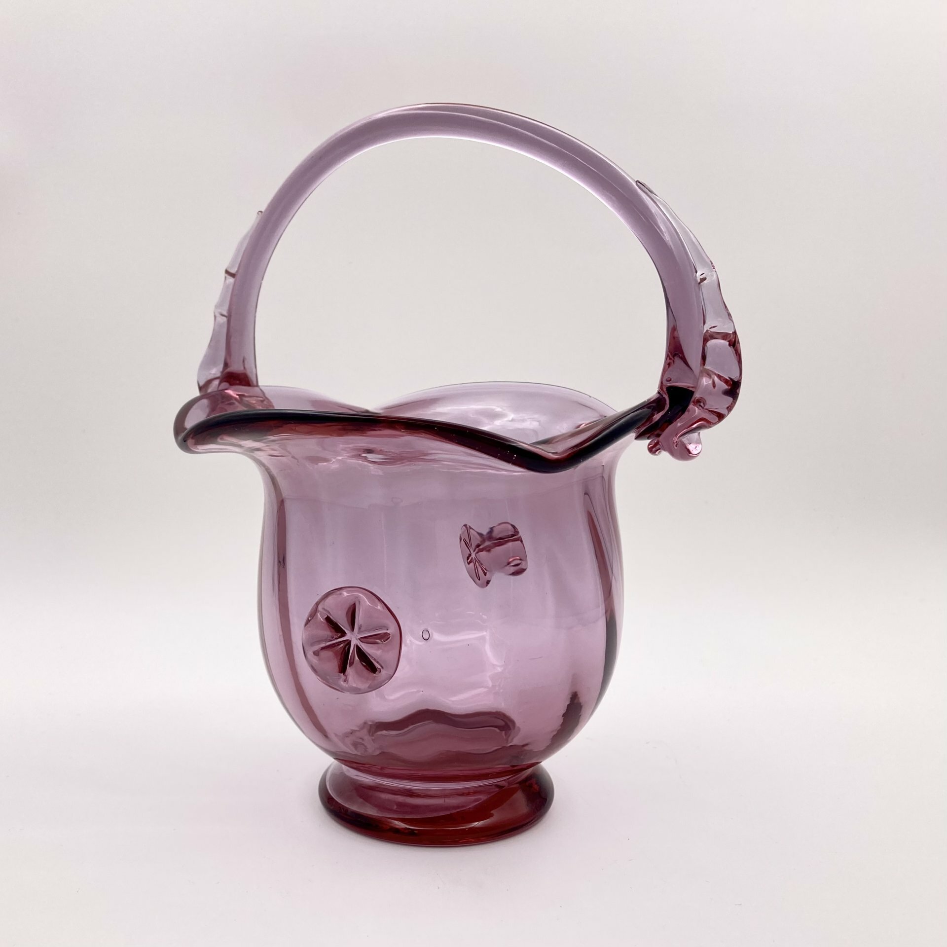 Конфетница в форме корзиночки лилового оттенка, стекло, гутная техника, СССР