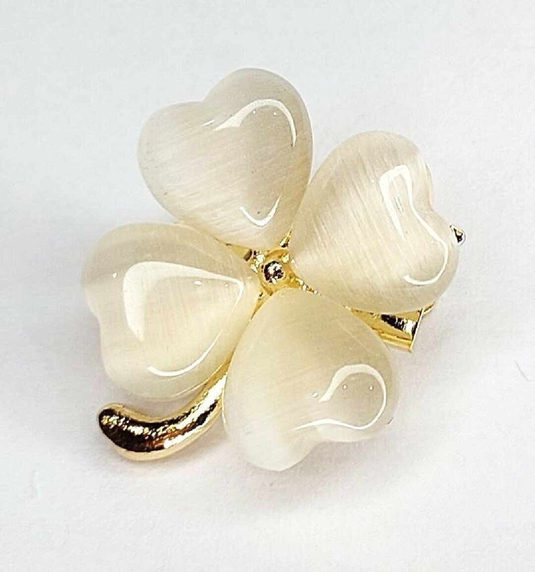 Брошка "Четырехлистный клевер". Символ удачи. Оберег от сглаза. Цвет белый. Желтый