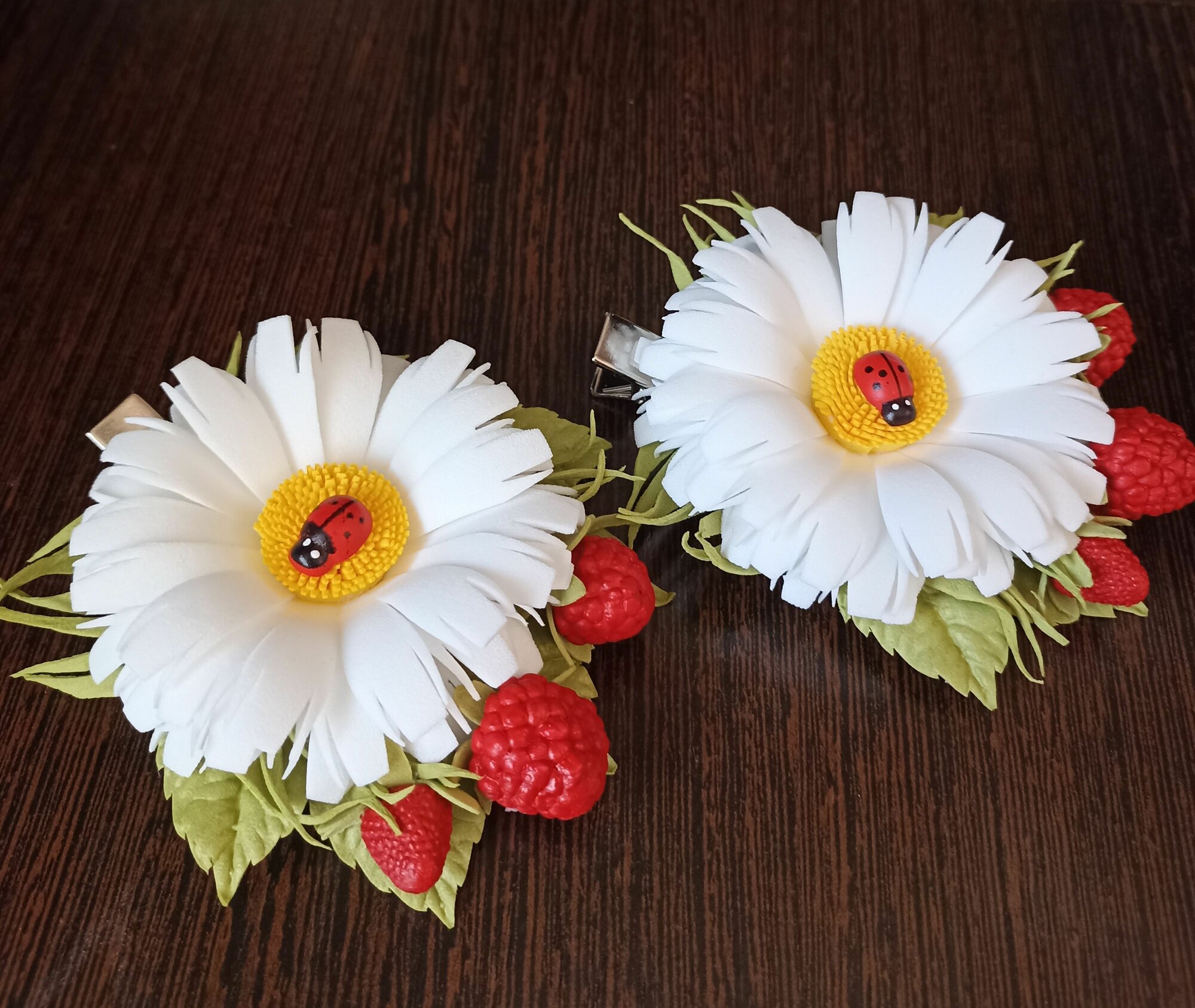 Заколки ромашки с ягодами