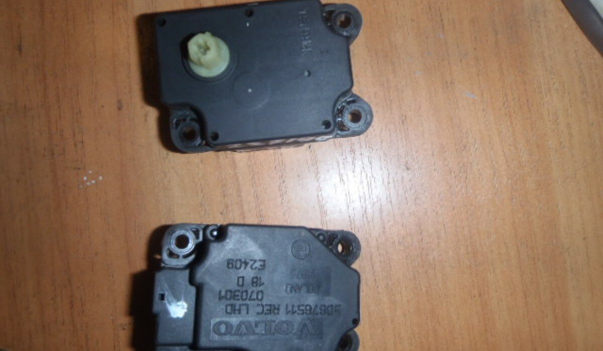 Моторчик заслонки печки XC90 Volvo 30676511