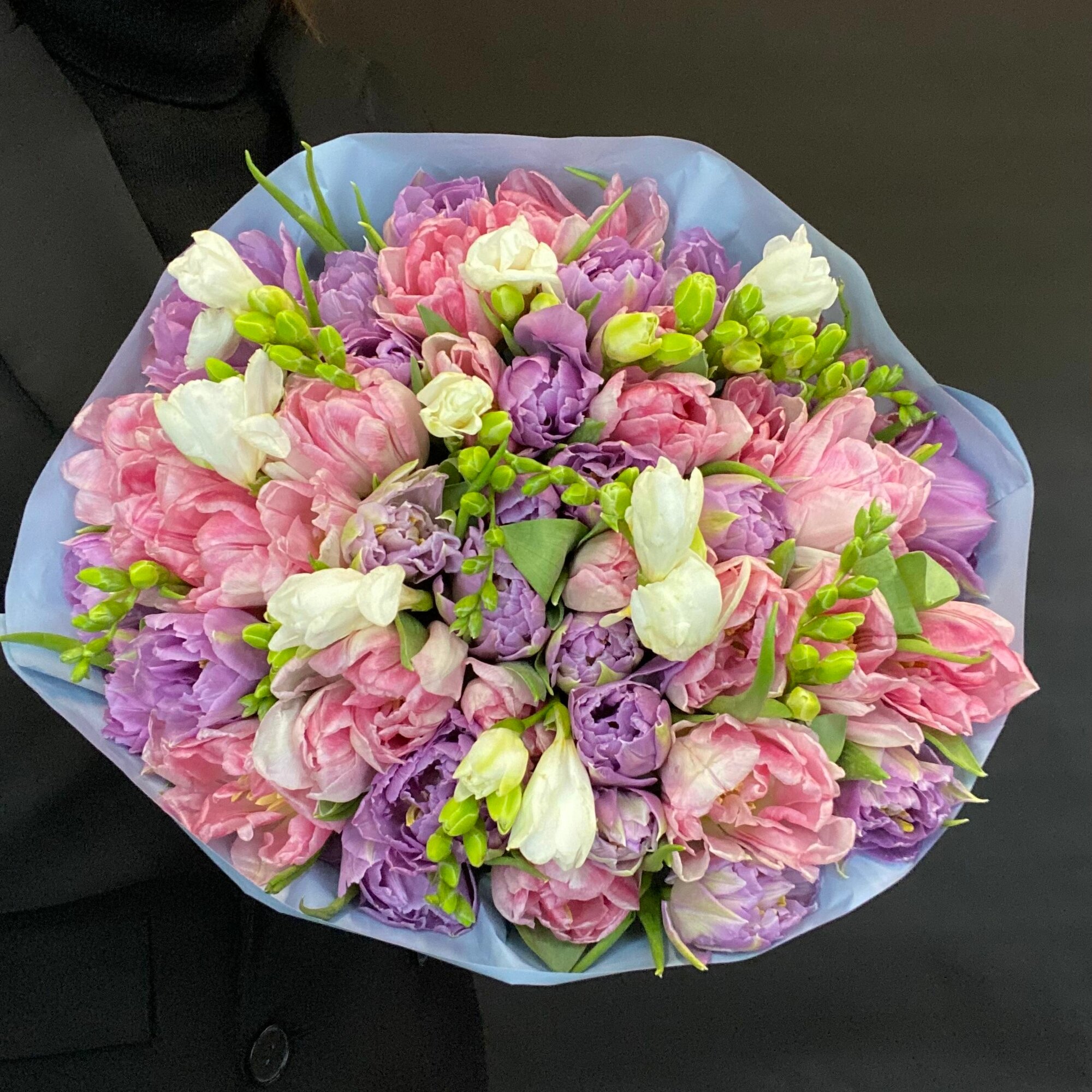 Свежий букет (тюльпаны пионовидные 51 шт, фрезия 10 шт.), высота букета 45 см