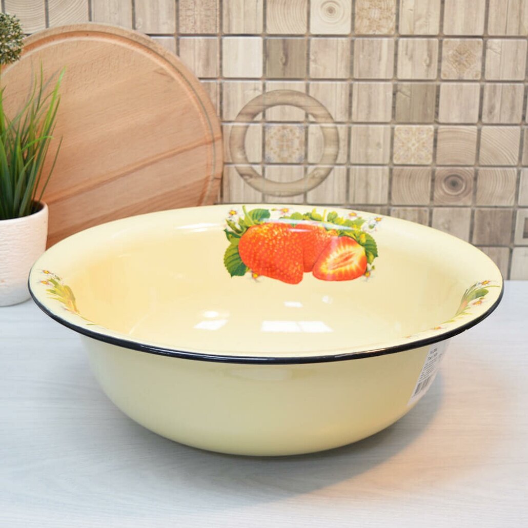 Таз 10 л, яркий клубничный рисунок, светло-жёлтый с чёрной окантовкой, эмалированная сталь, надёжный и удобный