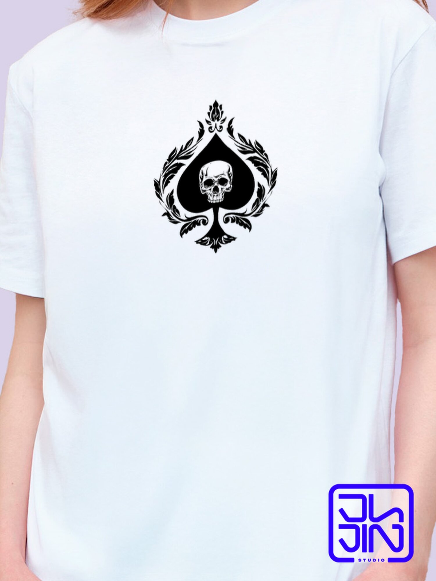 Футболка классическая женская с авторским принтом Черно-белая дерзкая игральная карта пика с агрессивным черепом в центре, белый хлопковый трикотаж с прикольным рисунком на груди