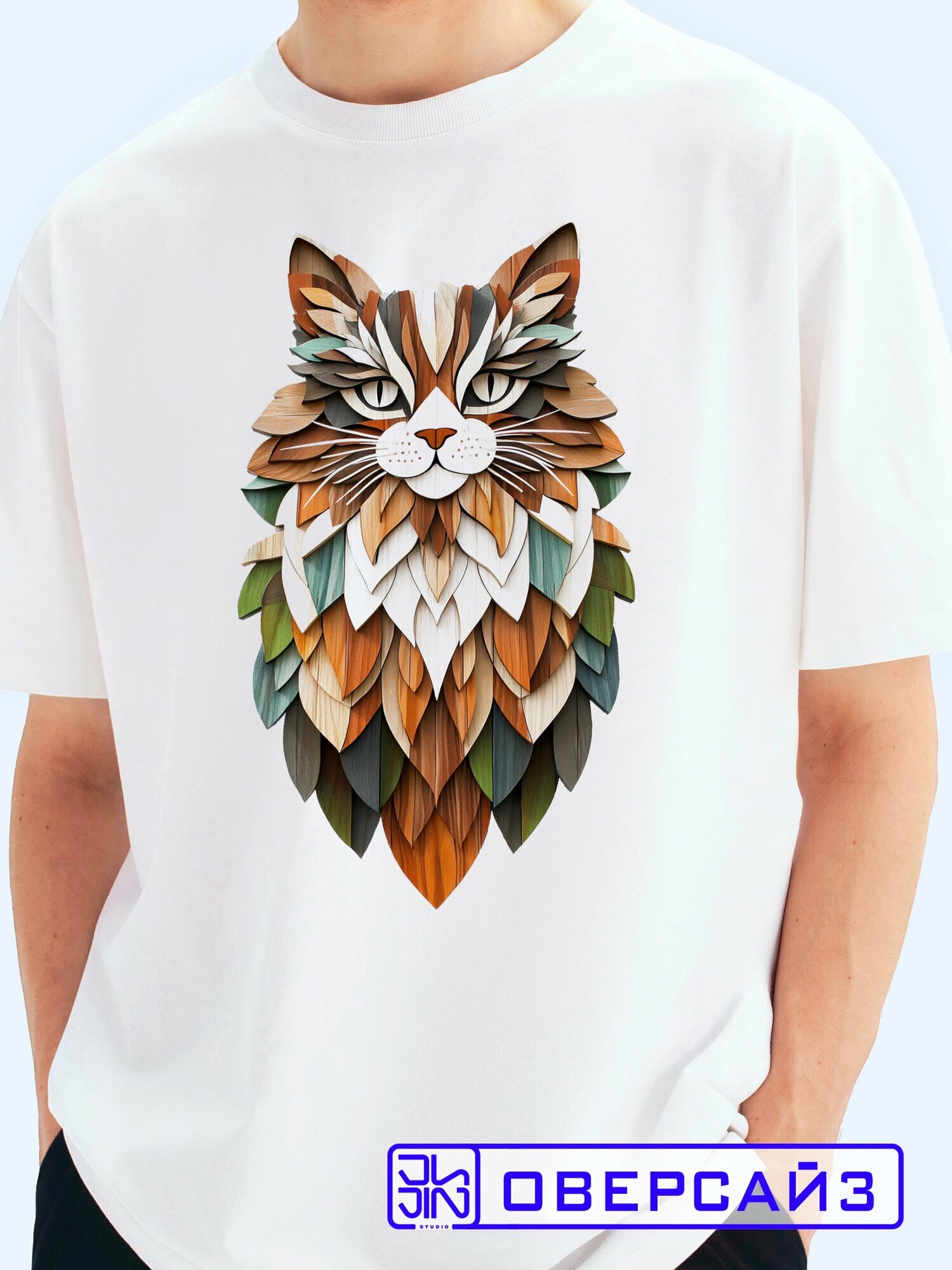 Футболка оверсайз мужская с принтом Кошка абстрактная рыжая, коричневая с геометрическими перьями в коллаже, белый хлопковый трикотаж с прикольным рисунком на груди
