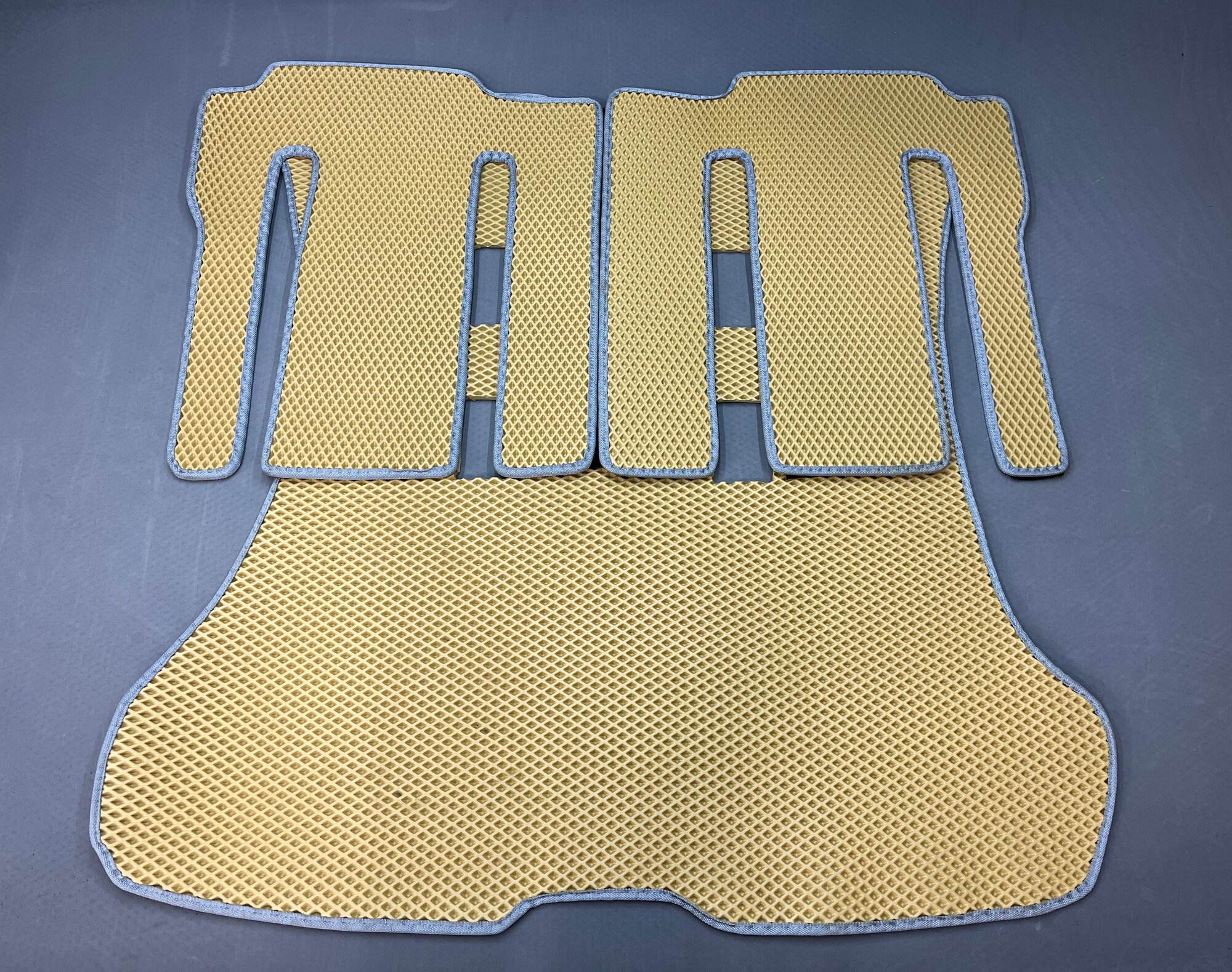 Автомобильные коврики EVA для Nissan Serena III C25 пр. руль (2005-2010). Комплект в салон на 2 ряд, на 3 ряд и багажник. Цвет: бежевый с светло-серым кантом.