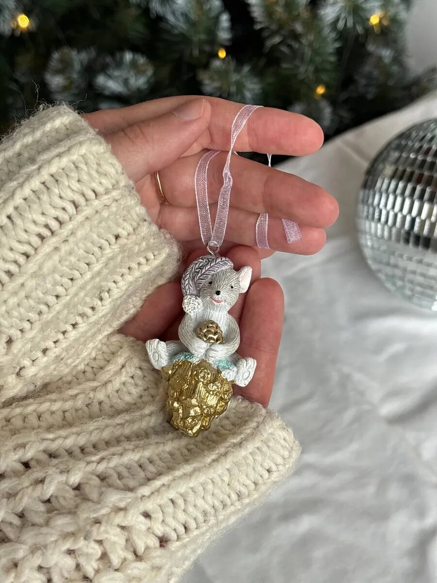Елочная игрушка Мышка с шишкой