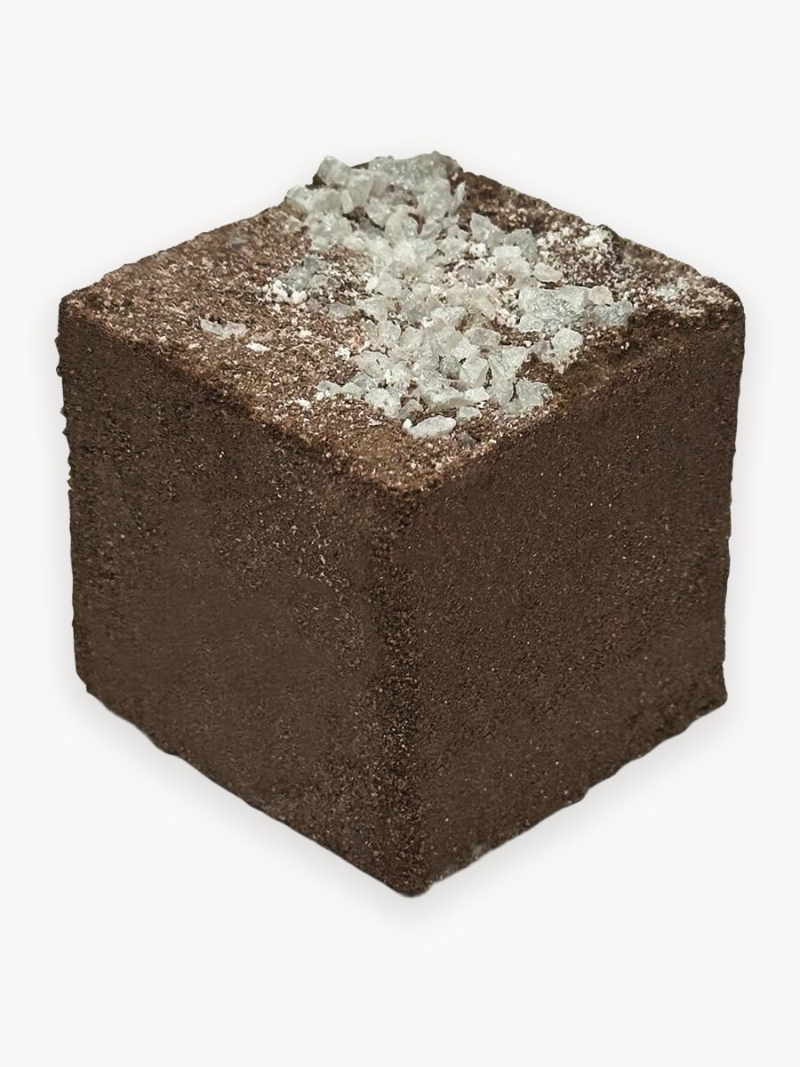 Бомбочка для ванны Solace с ароматом Кофе капучино ручной работы с морской солью, шиммером и сухоцветами (кофейный)