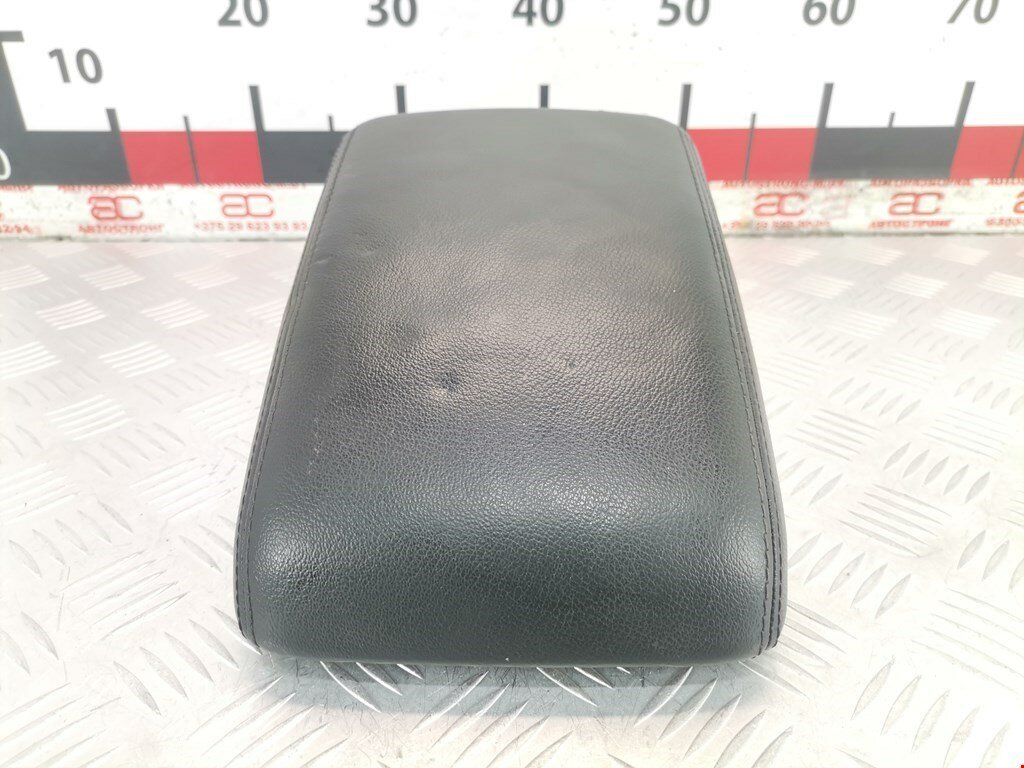 Подлокотник Audi A5 8T 8K0864207C арт. 1051393