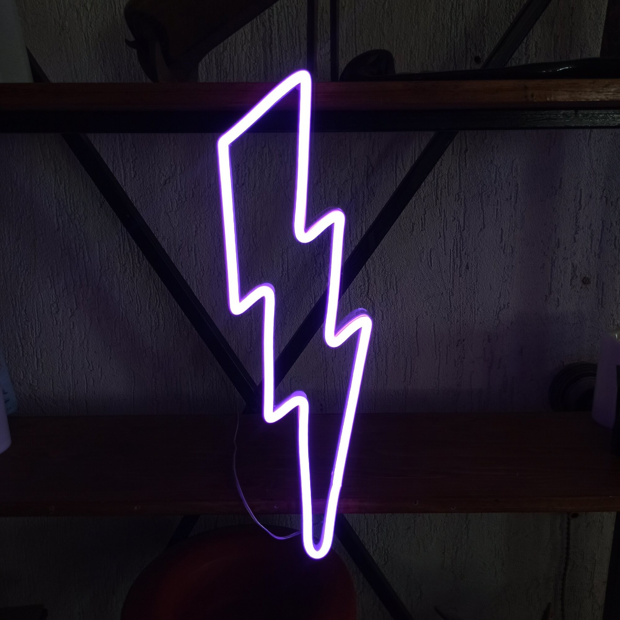 Неоновый светильник Elmarto Молния, 45х12 см, фиолетовый