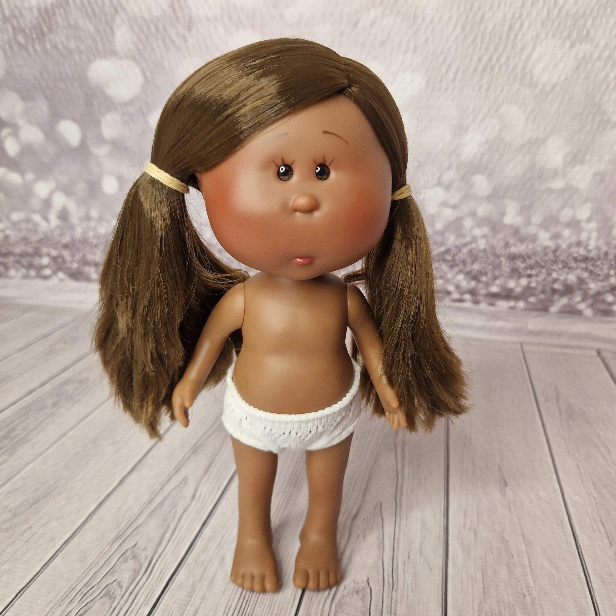 Кукла мини Миа Nines виниловая MIA смуглая шатенка с хвостиками, 23см (Испания) булочка