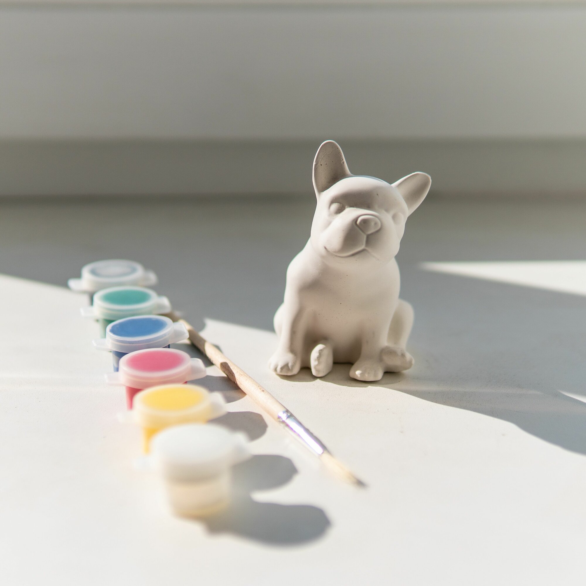 Собака миниатюрная, статуэтка для интерьера из гипса с красками и кисточкой
