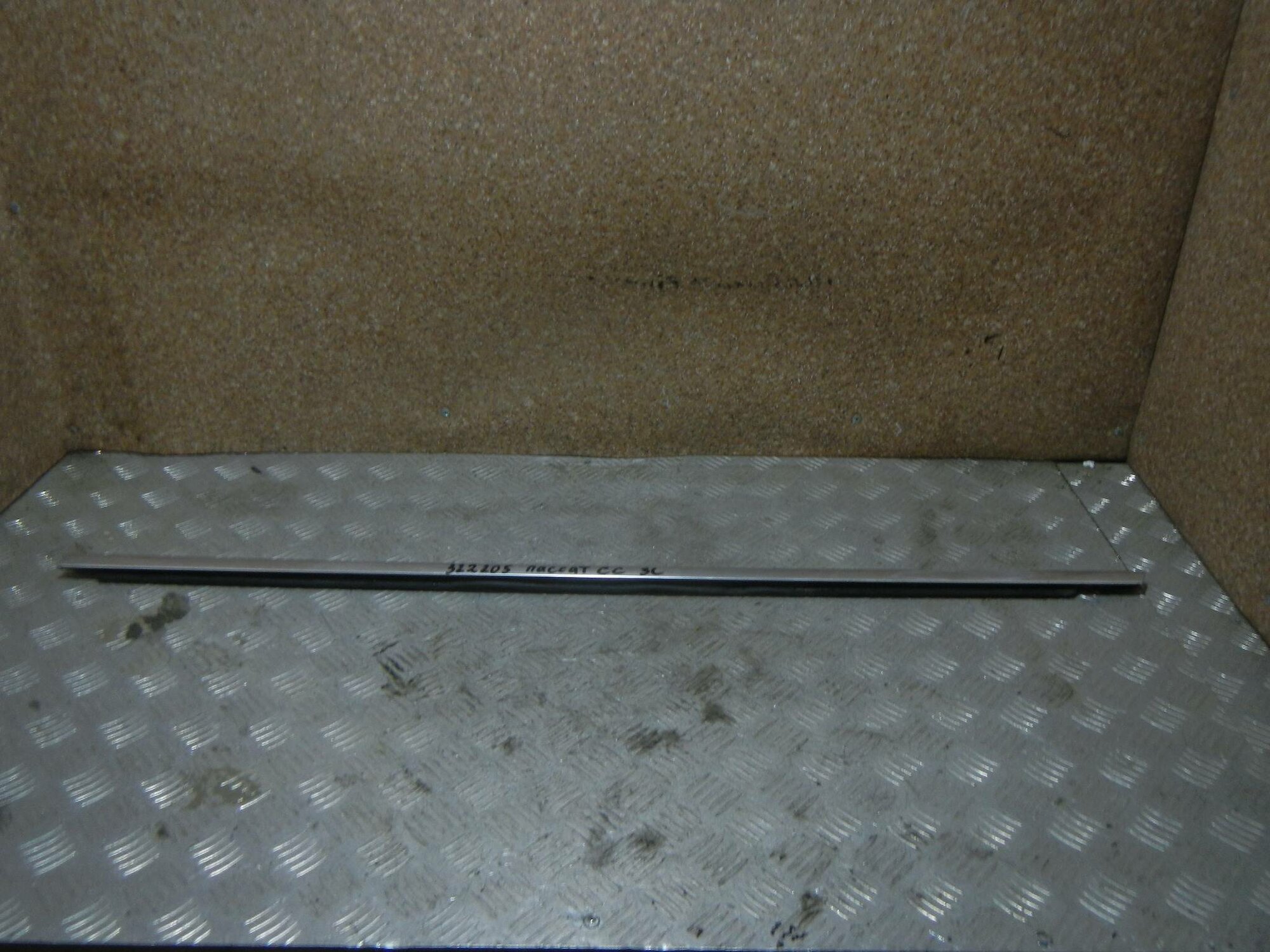 Б/У Накладка стекла заднего левого, Volkswagen (Фольксваген)-PASSAT CC (08-) VOLKSWAGEN PASSAT CC (08-) Царапины, деформ...