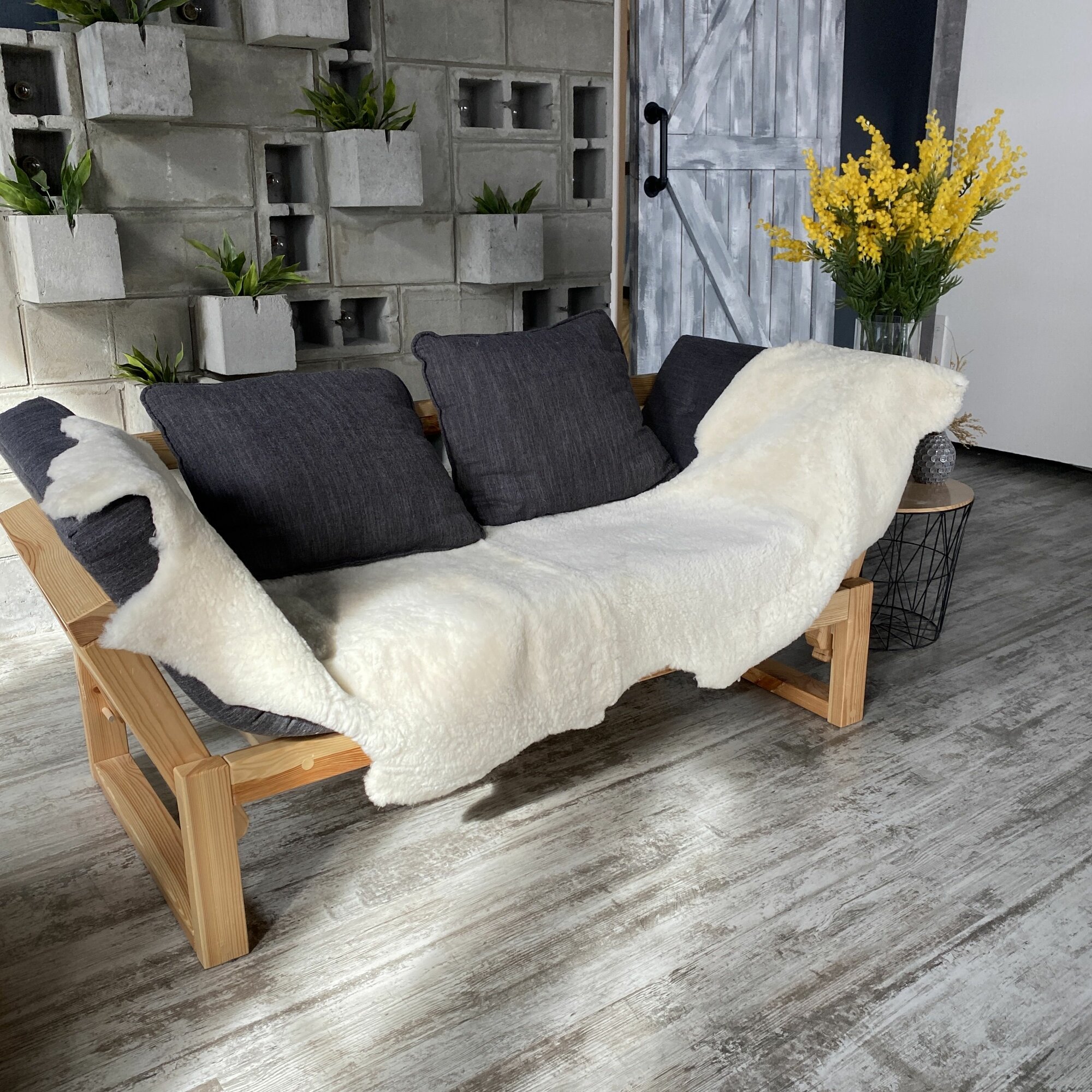 Ковер из 2х шкур натуральной 100% овчины. 1.9м х 0.6м. Слоновая кость