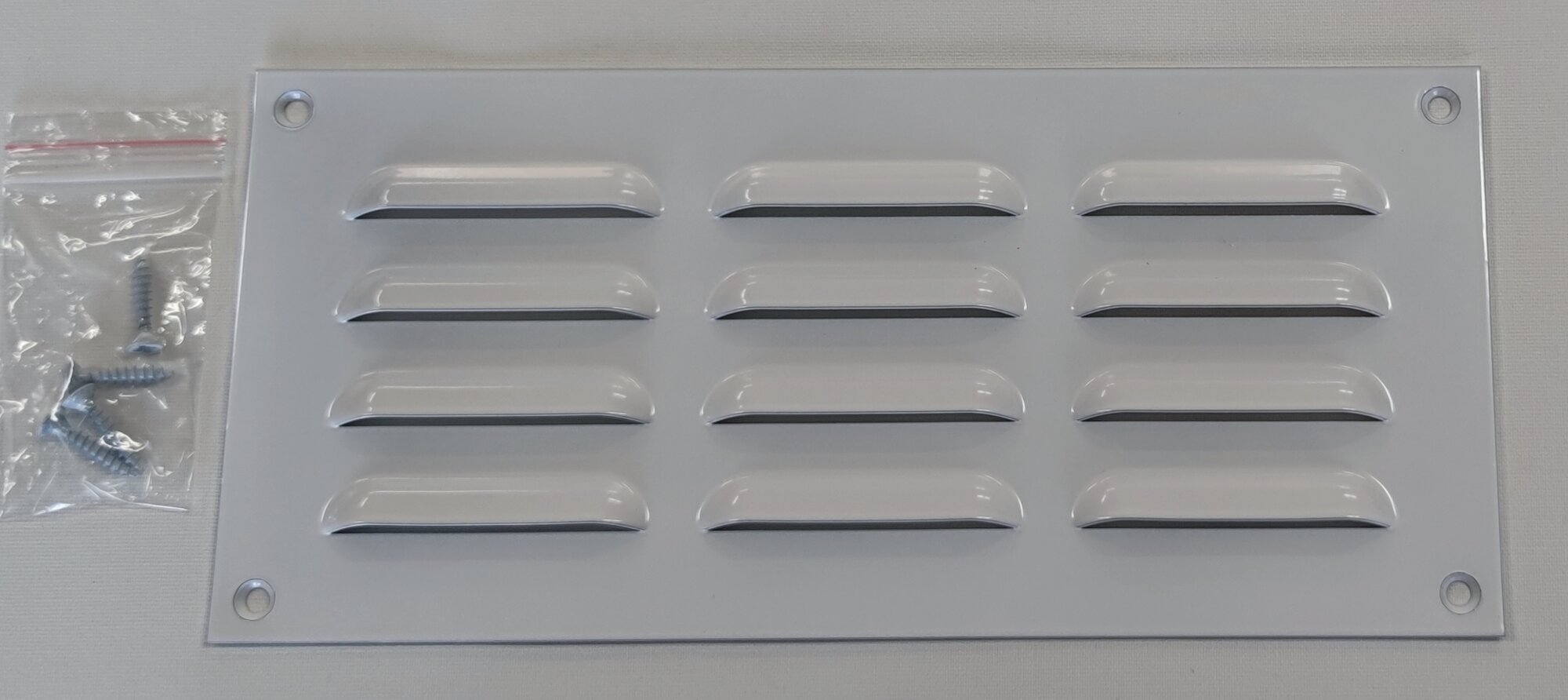 Решетка плоская 240х110мм, перфорация Акульи Жабры, белый.