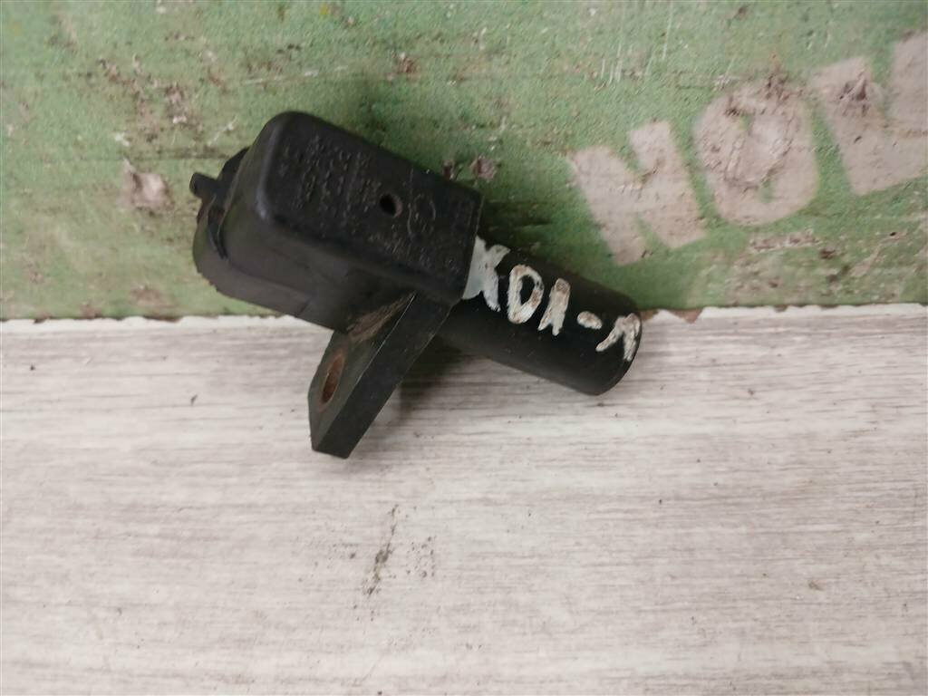 Датчик положения коленвала LADA Granta 2011+