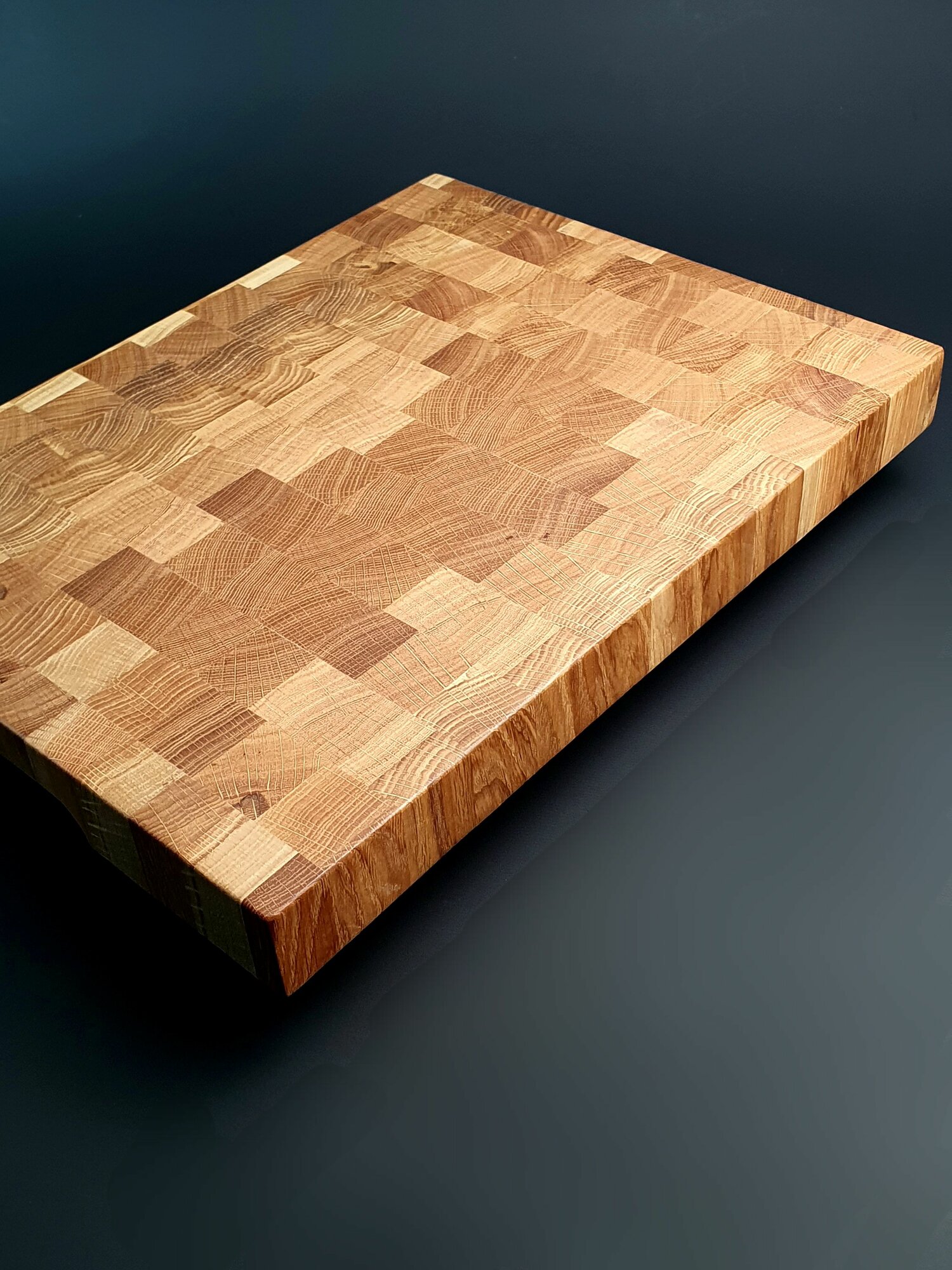 Торцевая разделочная доска, дубовая, покрыта маслом, силиконовые ножки, размер 30х20х3,7см.