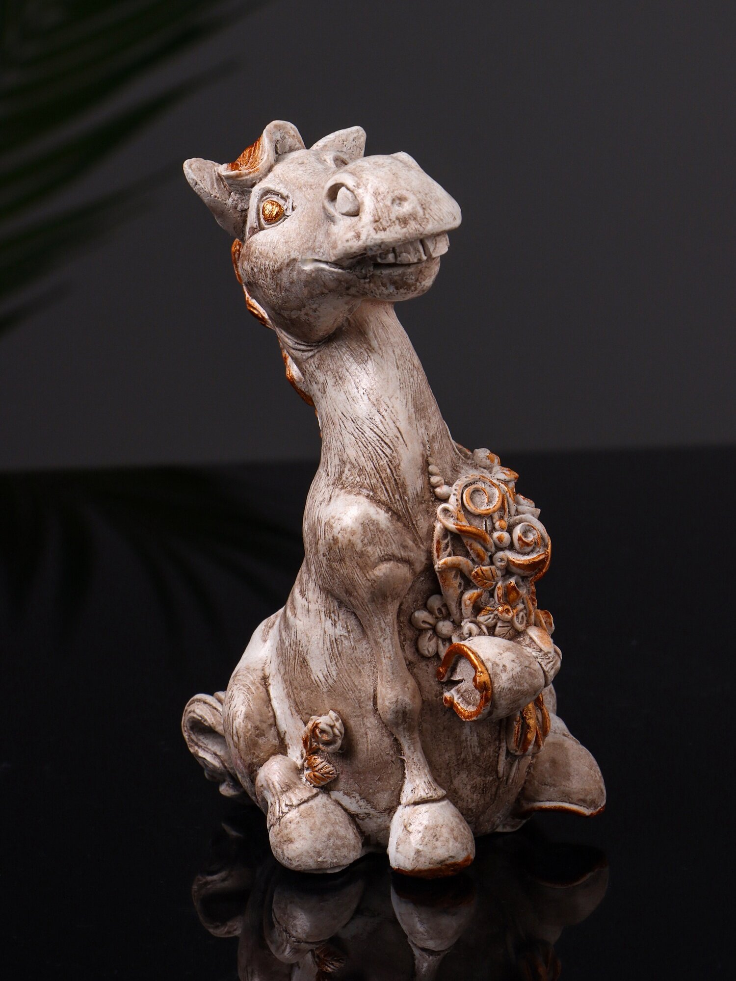 Статуэтка Хорошие сувениры "Конь с букетом", гипс, 11 см, бежевая