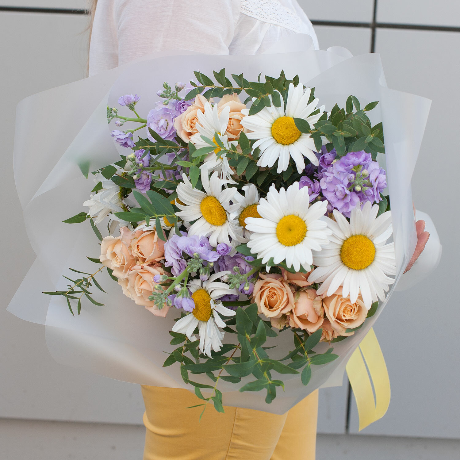 Букет из ромашек, маттиолы, кустовых роз с эвкалиптом "Лето от кутюр"