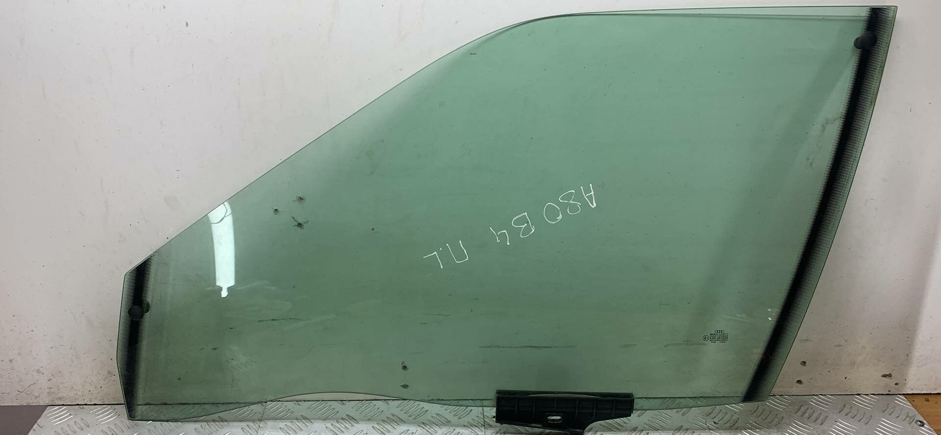 Стекло двери передней левой Audi 80 B4 (1991 - 1996)