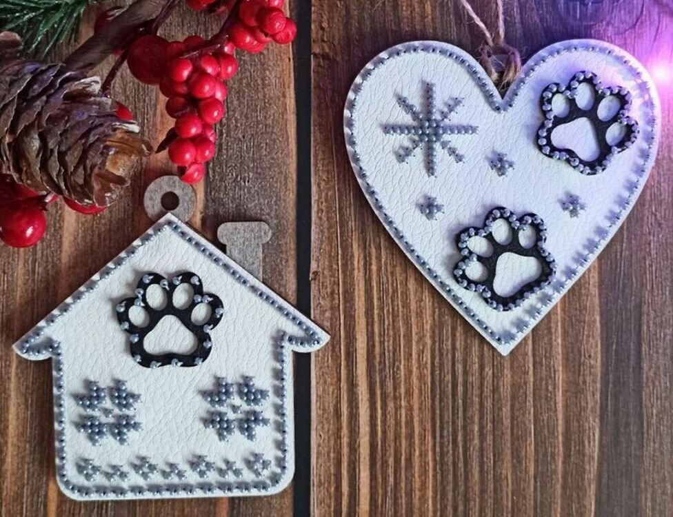 Комплект основ для вышивания новогодних игрушек НеоКрафт "Лапки сердечко + домик (серый/белый)" 9x9 см, Узоры Новый Год Праздники