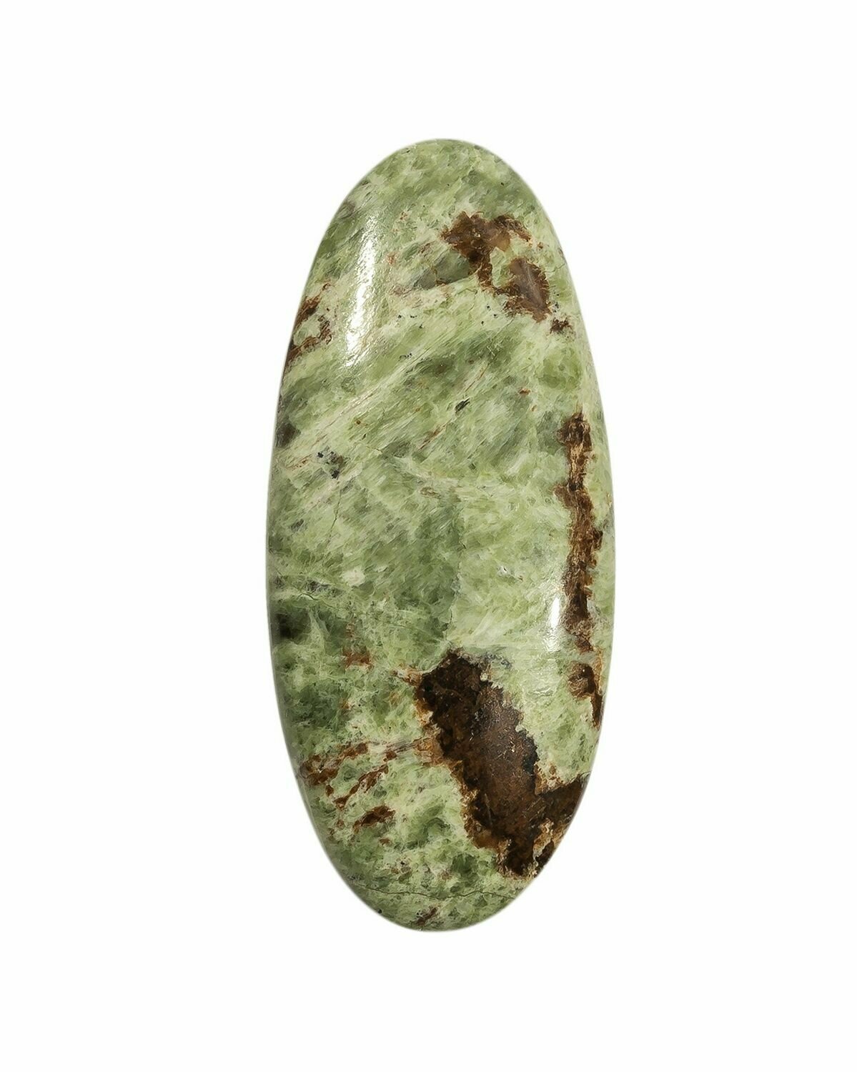 Кабошон из хромдиопсида размером 46х20х5 мм.