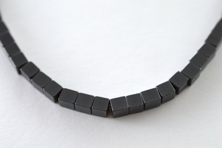 Бусина Гематит немагнитный, форма кубическая 4х4мм, отверстие 1мм, цвет гематитовый, 538-001, 1 нить (около 95шт)