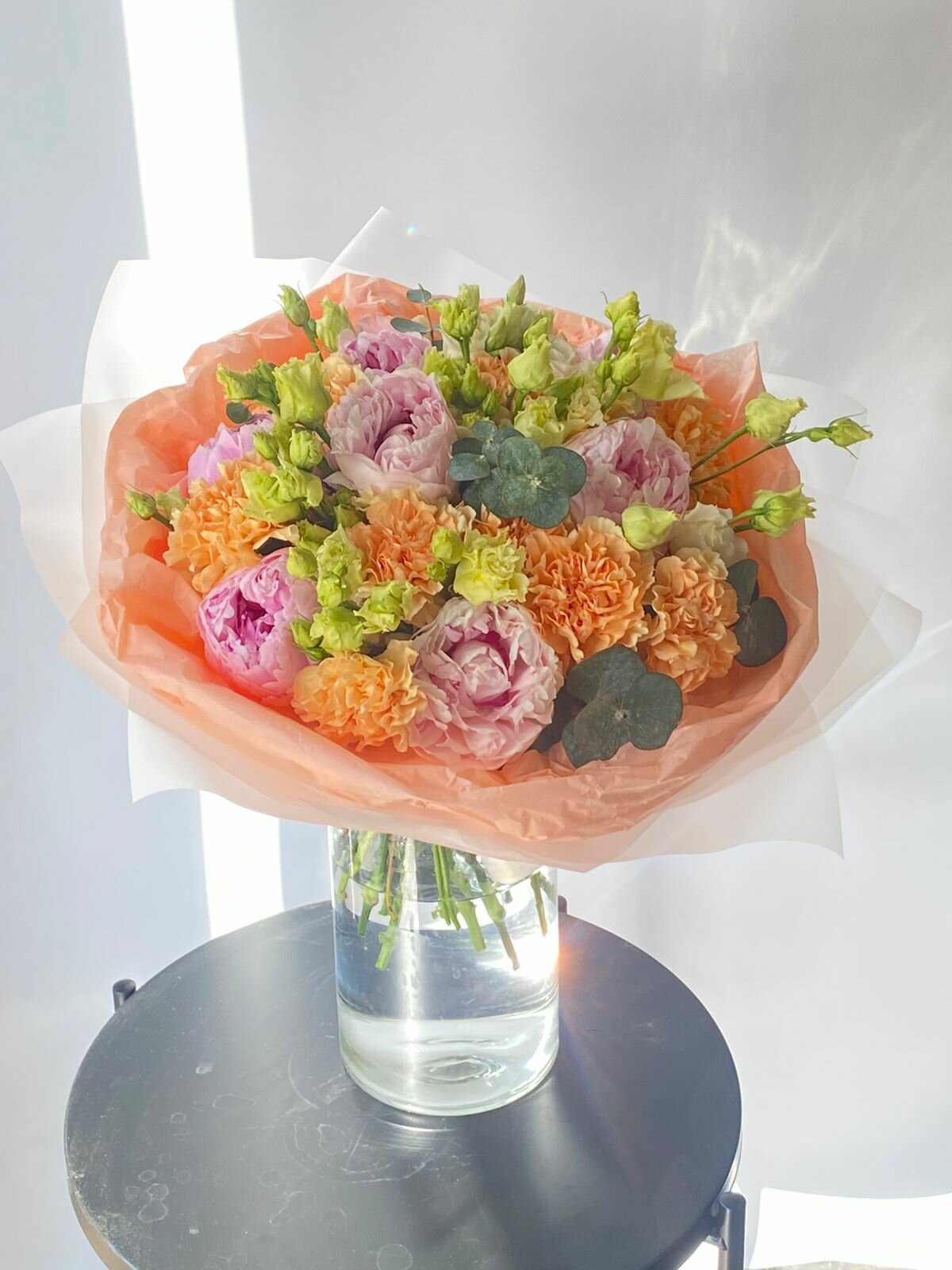 Букет Pionova Flowers, с пионами, диантусами, эустомами и эвкалиптом