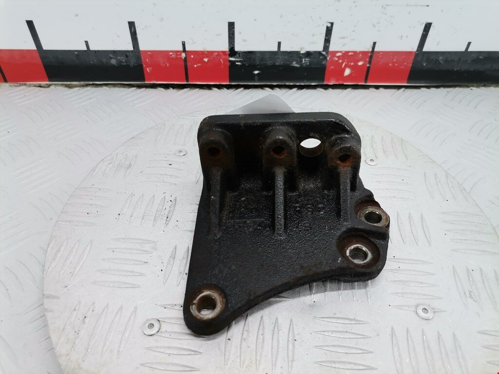 Кронштейн (крепление лапа) двигателя Dodge Caliber (PM) 68065747AB арт. 1595617