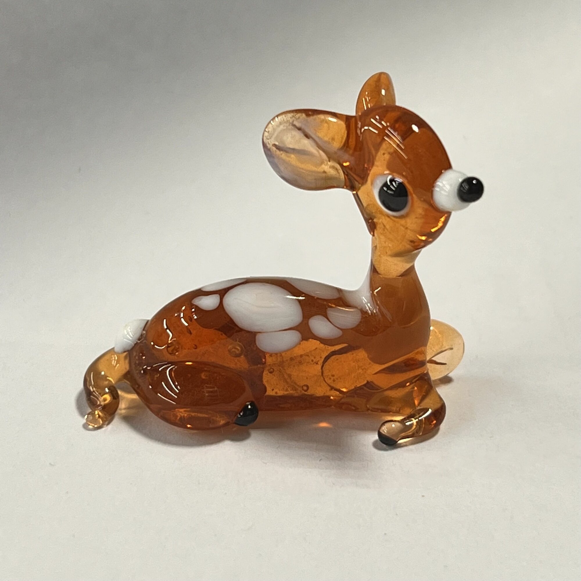 Фигурка стеклянная "Олененок" лежит