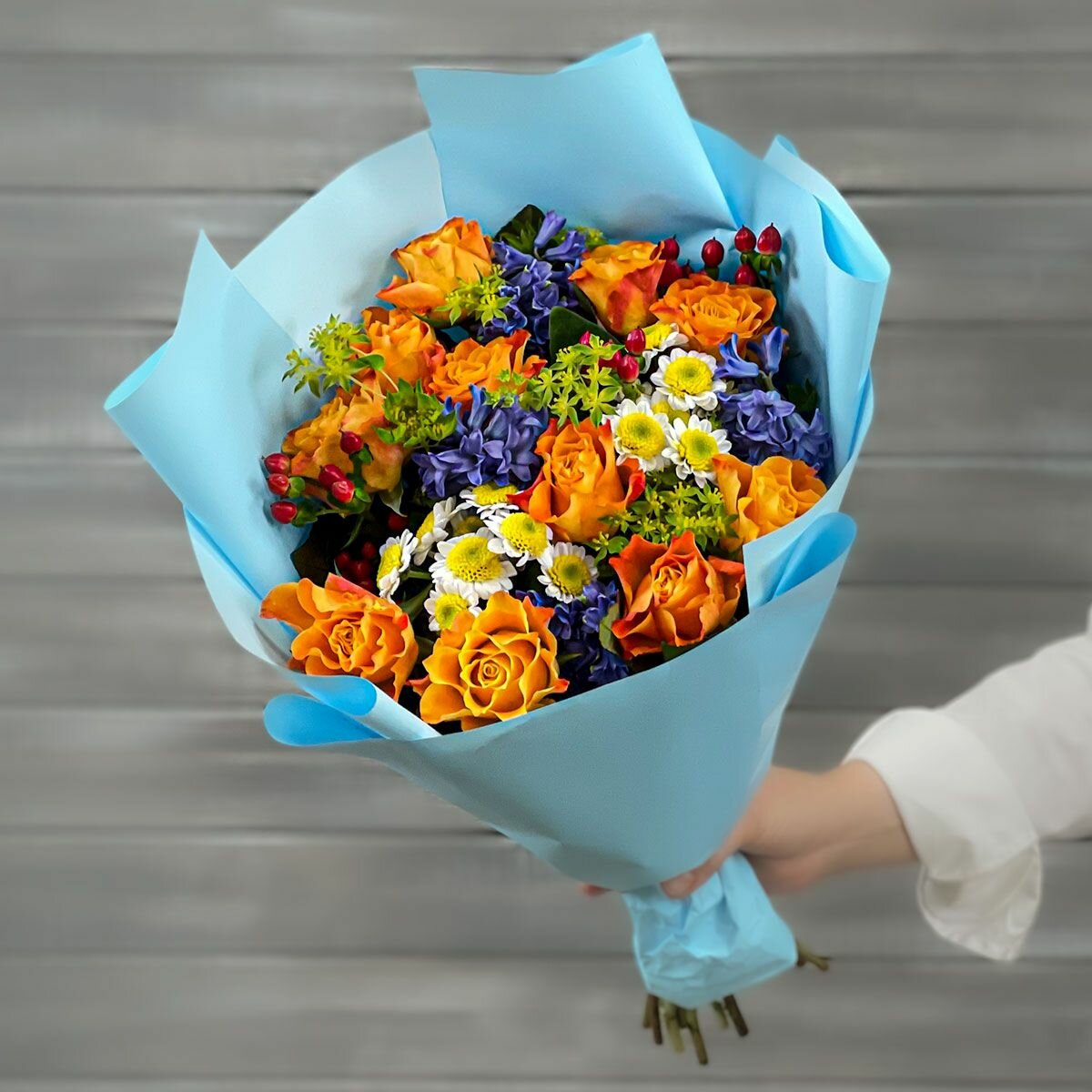 Букет из живых цветов роз, гиацинтов и хризантем