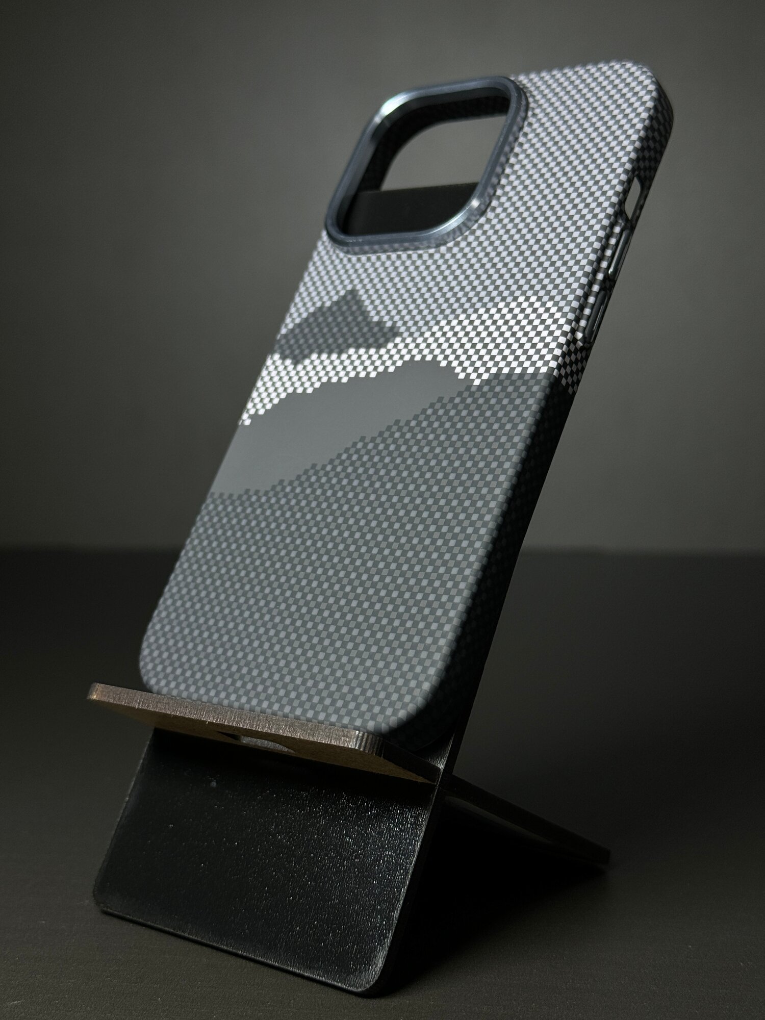 Чехол - накладка на Айфон 14 Про с МагСейф из Кевлара / Чехол - накладка на iPhone 14 Pro с MagSafe Kevlar LUXO Life+ / MOSBROS, Черные горы, карбоновый