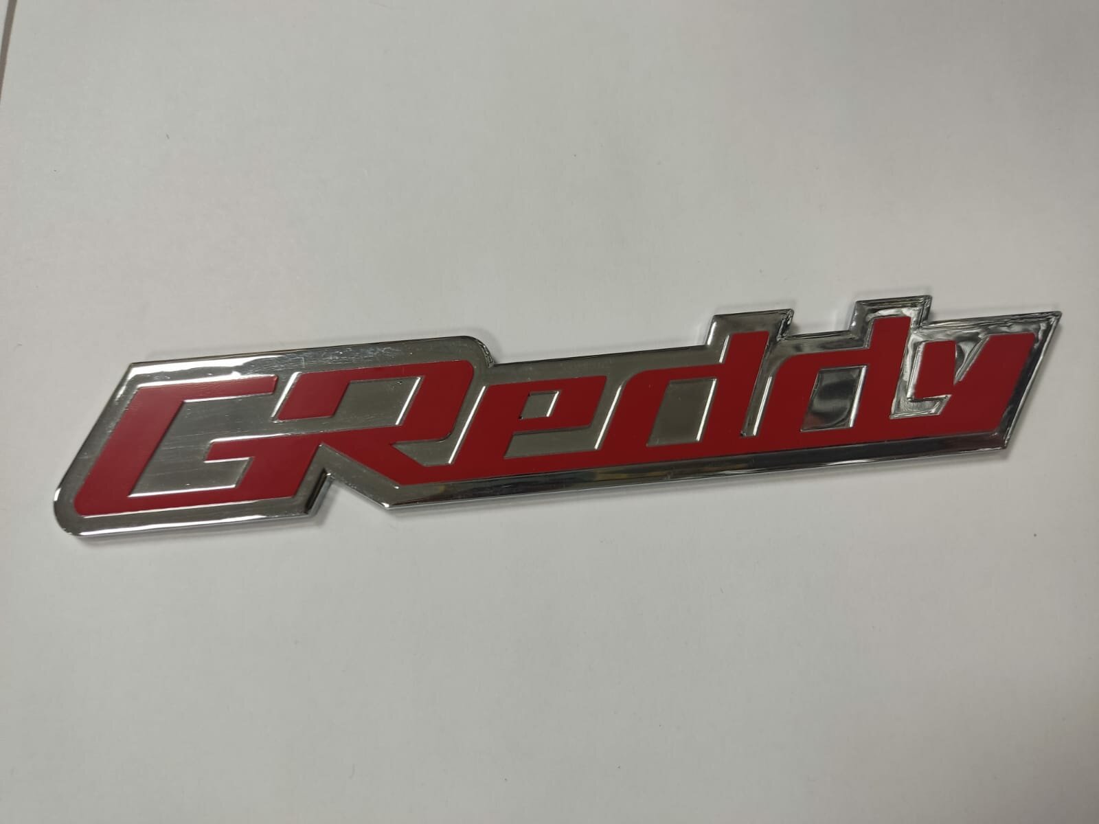 Шильдик GReddy, пластик, 16см, белый с хромом, самоклеящийся, для кузова/багажника