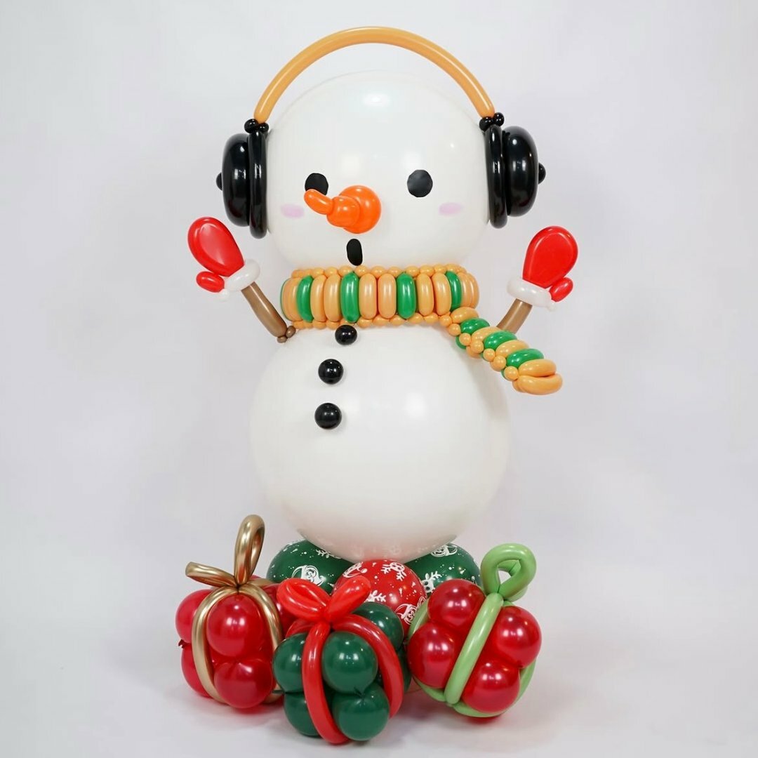 Снеговик из воздушных шаров с подарками