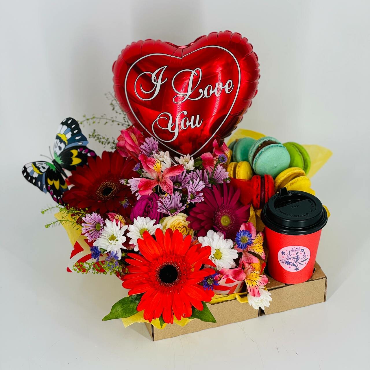 Букет "I Love you" на 14 февраля. Кофе с цветами микс и пирожными макарони