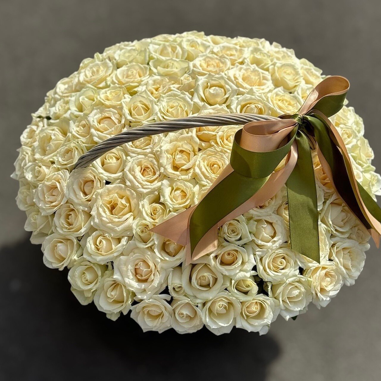 Букет из белых роз 101 шт в корзине, красивый букет цветов, шикарный, премиум цветы, премиум букет